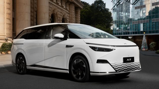 تم إصدار Xping X9 بتصميم طائرة بسعر 50,800 دولار أمريكي، يتسع لسبعة أشخاص